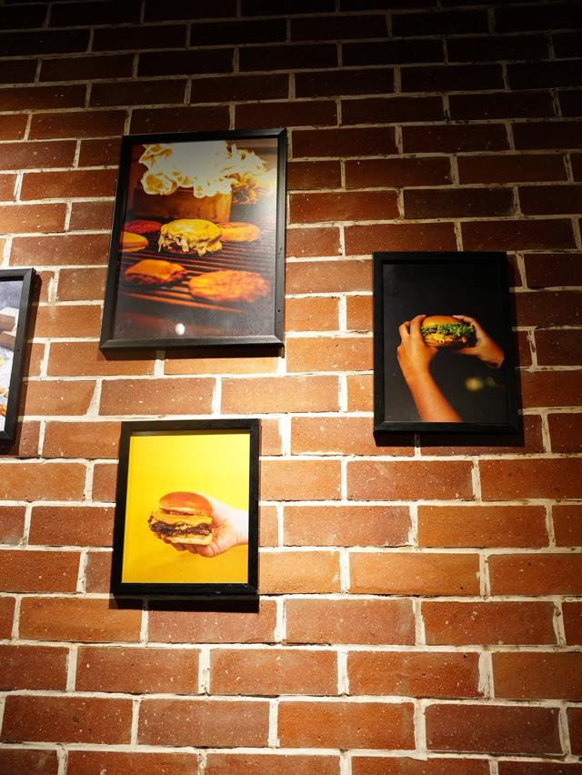 100 Burgers & Brews